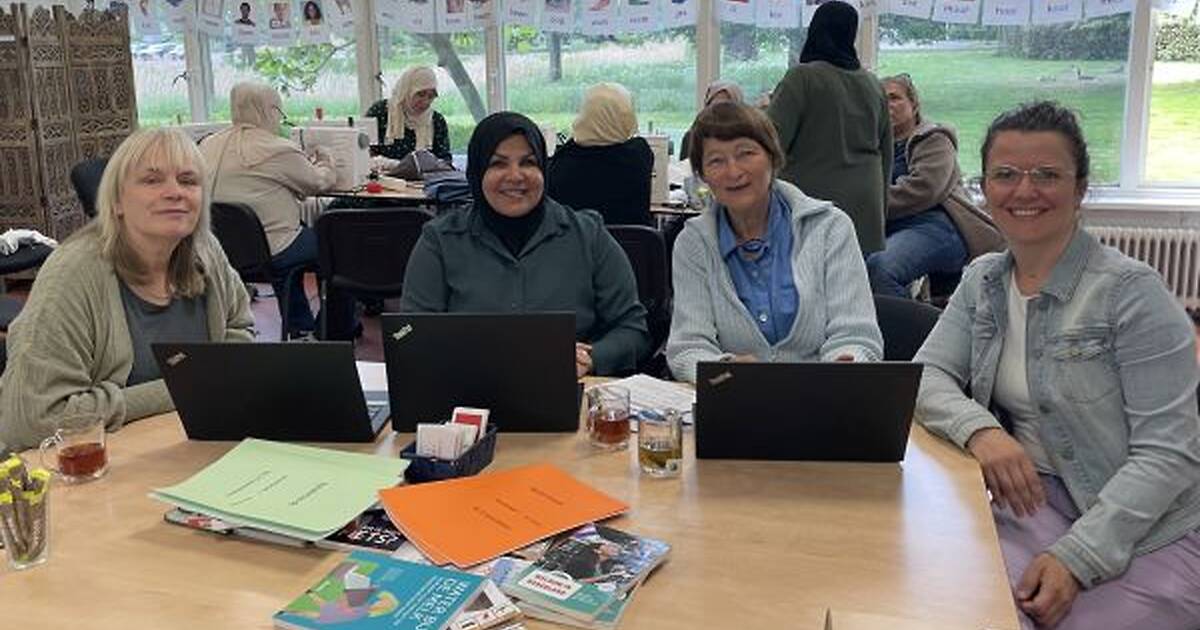 RET schenkt 10 laptops aan Stichting Moedercentrum Leidschendam